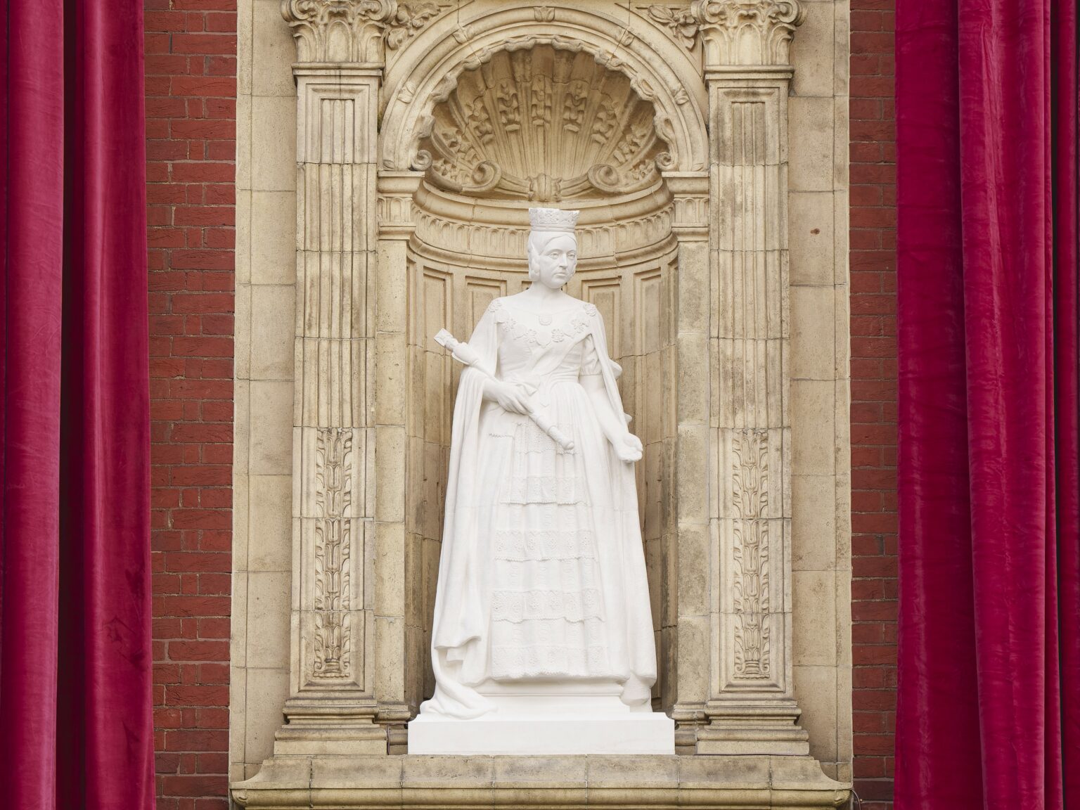 Royal Albert Hall sculptures unveiled - QEST