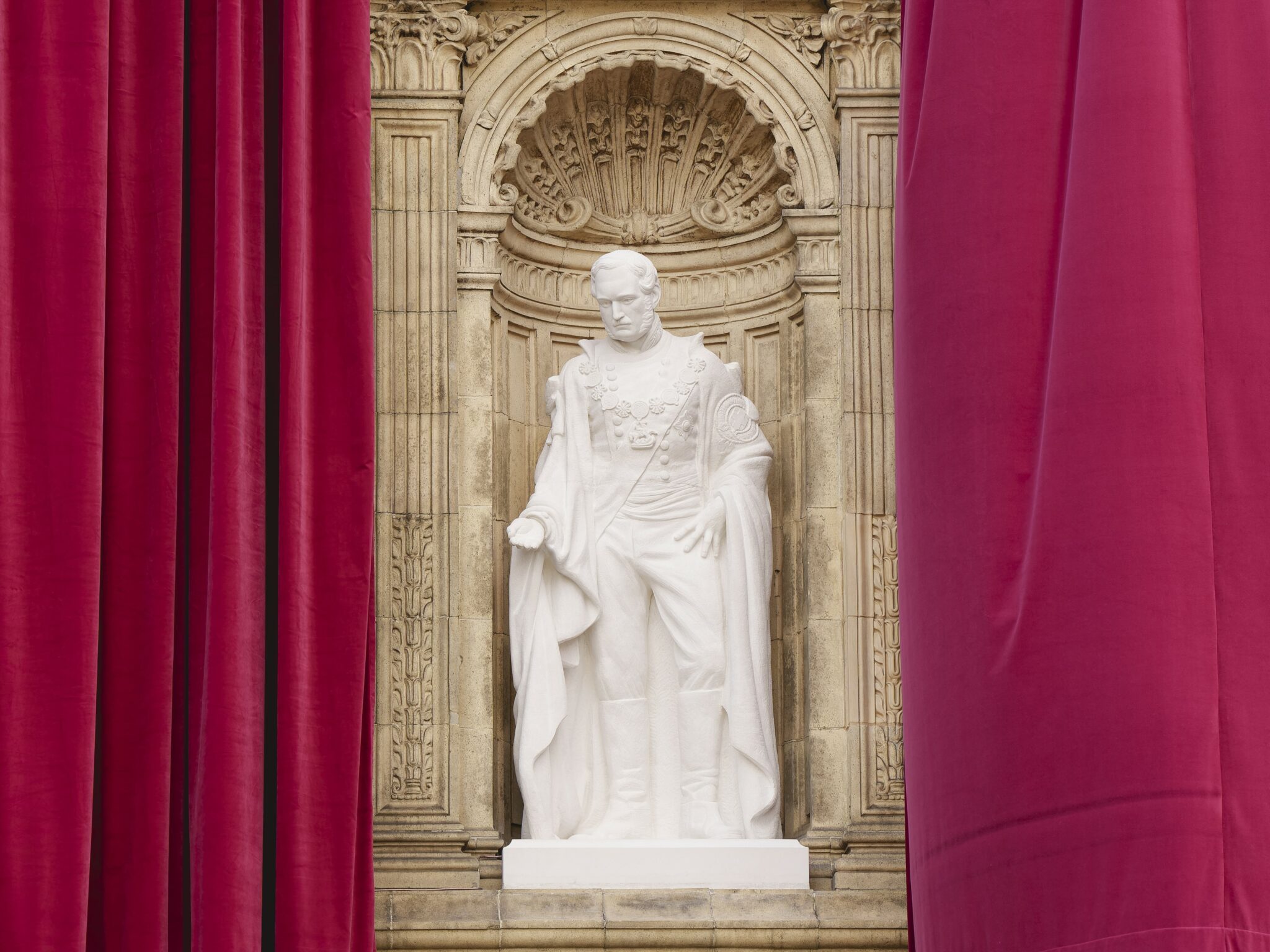 Royal Albert Hall sculptures unveiled - QEST
